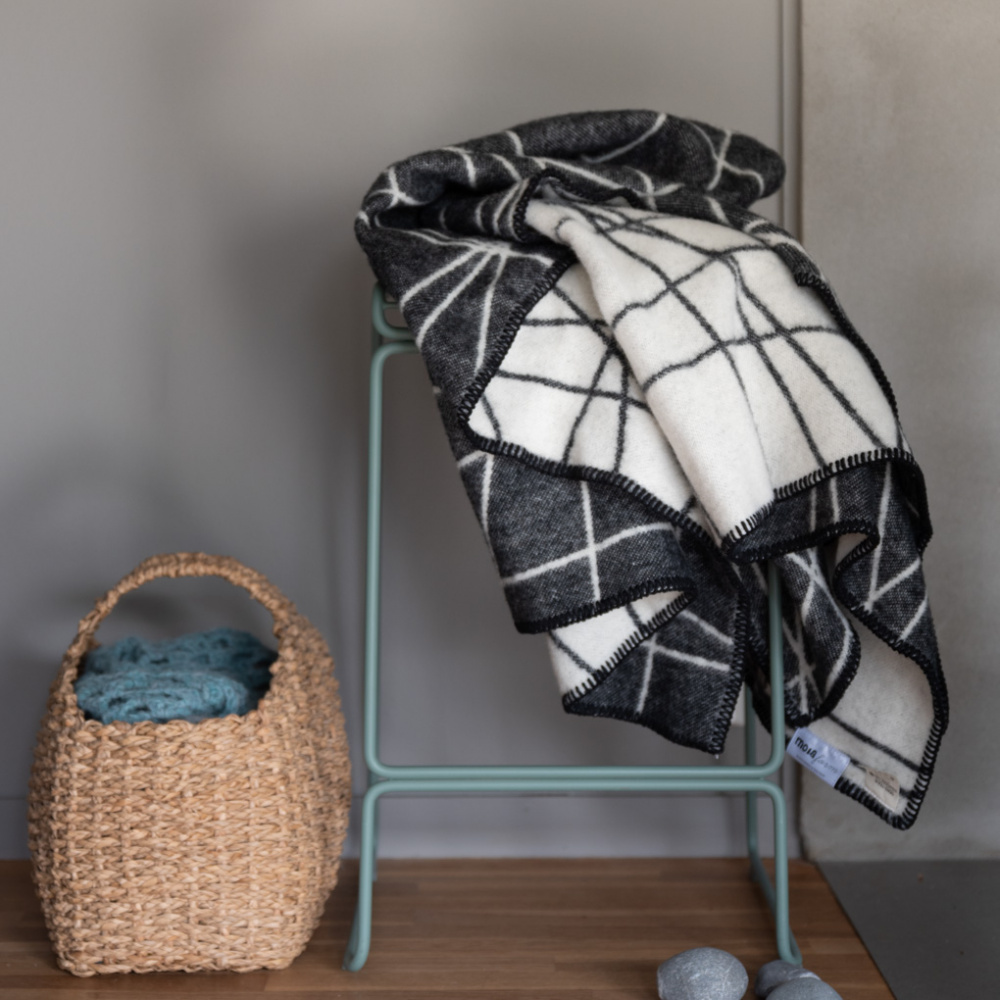 Ullpledd med mønster STREK - sort. Norsk design - Moia Form