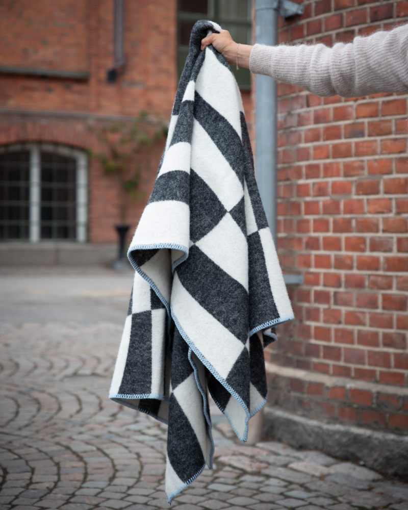 Ullpledd med mønster BØLGE - sort. Norsk design - Moia Form