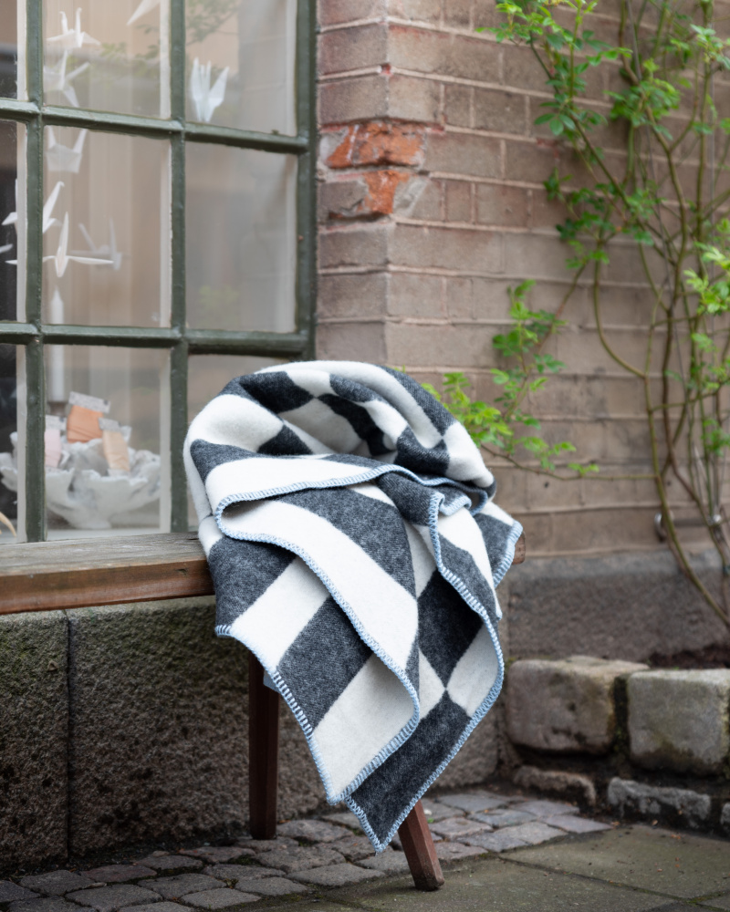 Ullpledd med mønster BØLGE - sort. Norsk design - Moia Form