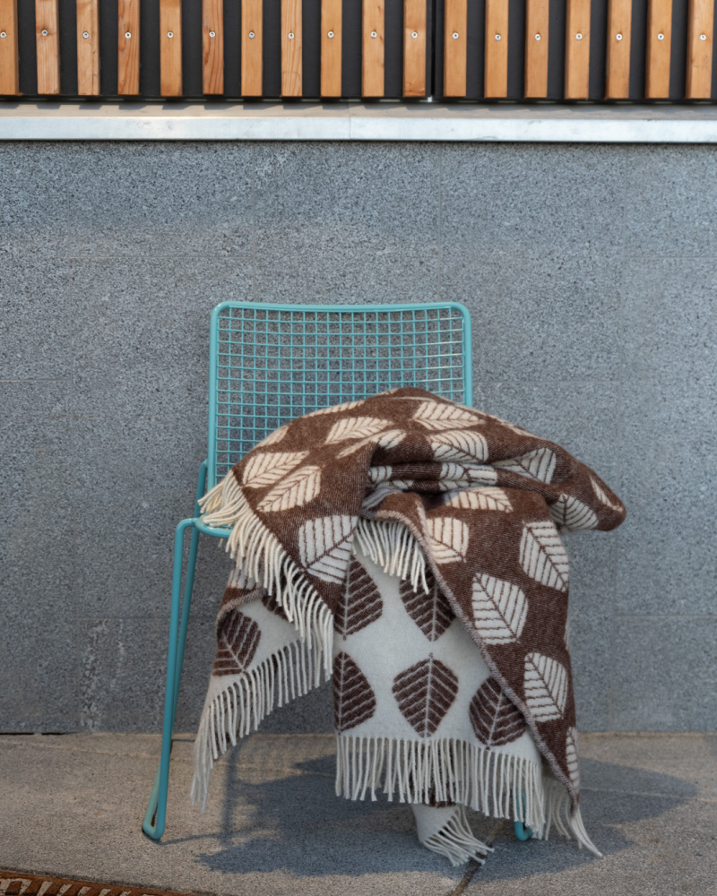 Ullpledd med mønster LØV - brun - Moia Form